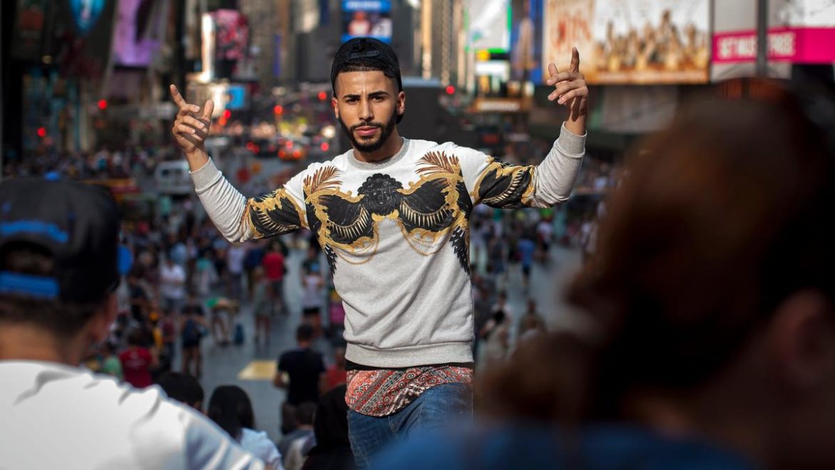 Hijabi horde mobs Muslim YouTube heartthrob in London meet-up - Aquila ...