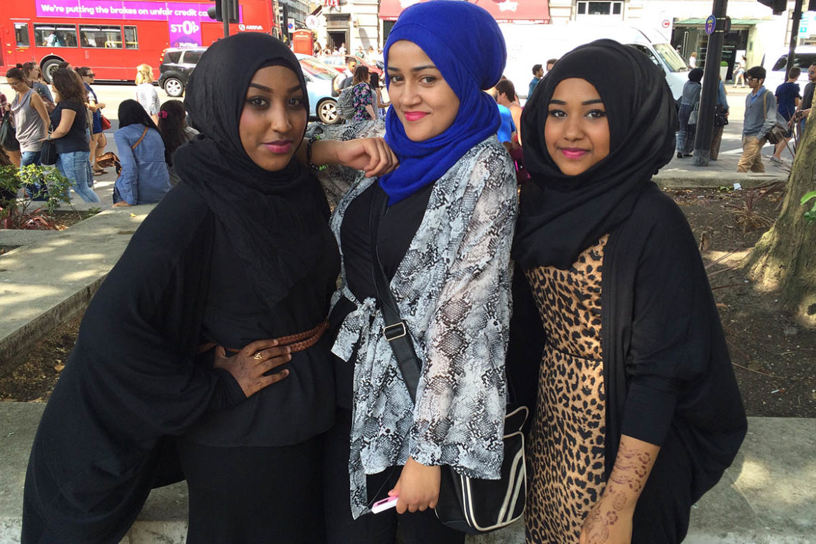 Hijabi horde mobs Muslim YouTube heartthrob in London meet-up - Aquila ...